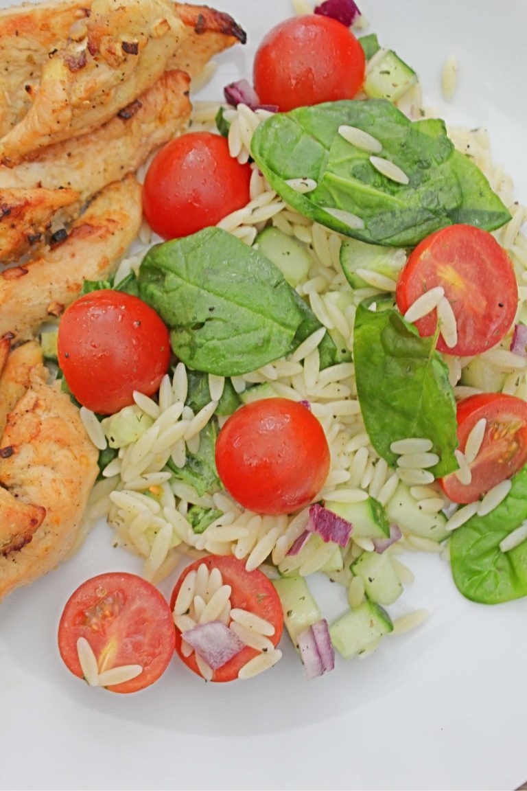 Salata Cu Pui, Lamaie, Orzo, Spanac Si Rosii Cherry